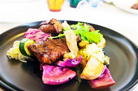 붉은 양배추 소금에 절인 양배추 호박 감자 및 잘게 썬 사과로 만든 소스를 곁들인 구운 돼지 고기 필레의 고급 레스토랑 식사 애플 소스에 대한 스톡 사진 및 기타 이미지