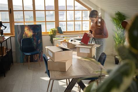 백인 여성 자원 봉사자가 골판지 상자에 기부 할 책을 포장합니다 20 24세에 대한 스톡 사진 및 기타 이미지 20 24세 가사 집안일 가정 생활 Istock