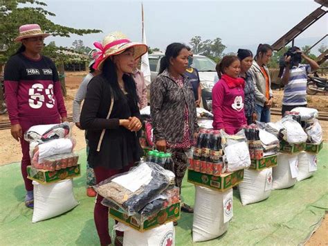 នាយកសាខាកាកបាទក្រហមកម្ពុជាខេត្តព្រះវិហារនាំយកអំណោយមនុស្សធម៌