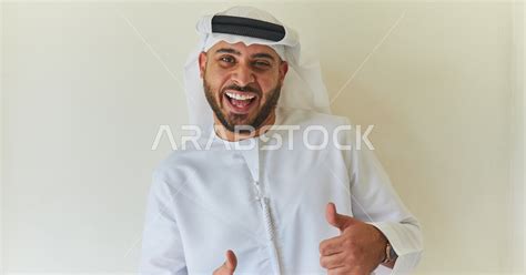 ايماءات وجه ويدين مختلفه تدل على الحماس والسعاده، الإعتناء بالمظهر