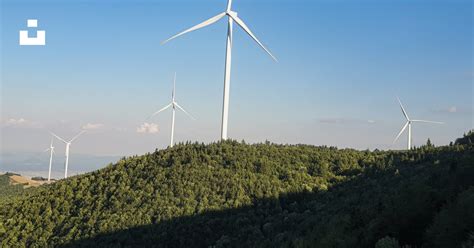 알바니 풍력 발전 단지를 배경으로 한 풍력 터빈 그룹 사진 Unsplash의 무료 파랑 이미지