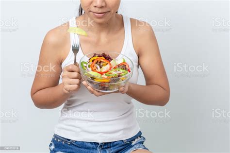흰색 바탕에 격리 야채 샐러드를 먹는 아름 다운 아시아 젊은 여자의 초상화 건강한 생활방식에 대한 스톡 사진 및 기타 이미지