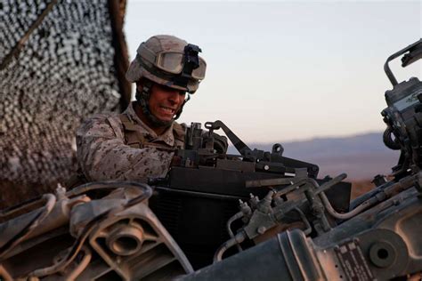Us Marine Corps Lance Cpl Ryan Siwak Ein Feldgeschütz Us