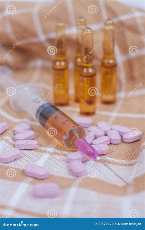 Medische Ampul En Spuit Flesjes Van Medicijnen Stock Afbeelding Image