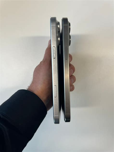 Это макет iPhone 16 Pro Max рядом с iPhone 15 Pro Max. Фотографии ...