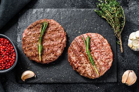 갈은 쇠고기 패티를 구이 바베큐 고기 검은 색 배경 위쪽 보기 바베큐그릴에 대한 스톡 사진 및 기타 이미지 바베큐그릴 팬 주방용구 햄버거 류 Istock