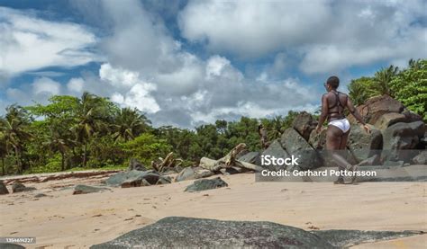빈 해변에서 걷는 아프리카 여성 떠남에 대한 스톡 사진 및 기타 이미지 떠남 숲 여자 Istock
