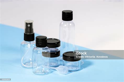 비누 젤 로션 크림 샴푸 메이크업 및 밝은 파란색 배경에 액체 화장품 플라스틱 명확한 여행 병의 그룹 현대 여행 개념 공간을 복사합니다 운반용 용기 개성 개념에 대한 스톡