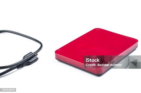 흰색 배경에 절연 된 케이블이있는 빨간색 외부 하드 공간을 복사합니다 0명에 대한 스톡 사진 및 기타 이미지 0명 Usb 케이블 교환 Istock