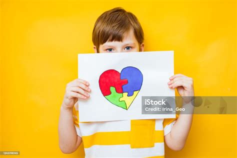 퍼즐 심장 아동 정신 건강 개념 세계 자폐증 인식의 날 청소년 자폐증 스펙트럼 장애 인식 개념을 들고 있는 아이 소년 손