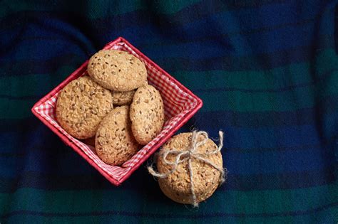 진한 파란색 배경에 빨간색 체크 무늬 바구니 근처 해바라기 씨와 함께 만든 귀리 쿠키 갈색에 대한 스톡 사진 및 기타 이미지 갈색 건강한 생활방식 견과 Istock