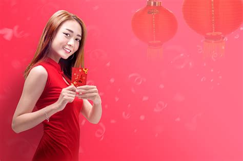 Angpao를 들고 치파오 드레스와 매력적인 중국 여자 개념에 대한 스톡 사진 및 기타 이미지 개념 공휴일 드레스
