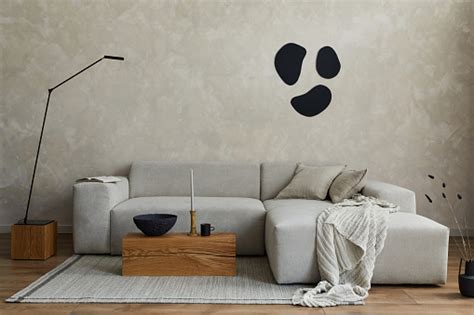 카피 스페이스 회색 소파 나무 큐브 디자인 꽃병 및 작은 개인 액세서리가있는 세련된 재팬 디 거실의 창조적 인 구성 창조적 인 벽과 쪽모이 세공 바닥 세부 정보 템플렛