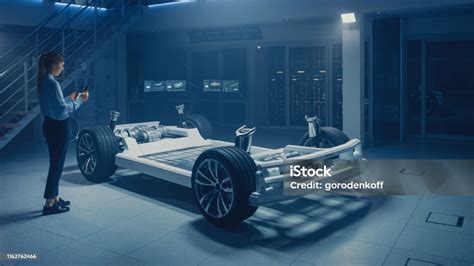 3d cad 소프트웨어 모델링을 통해 태블릿 컴퓨터 증강 현실을 사용하여 전기 자동차 섀시 플랫폼에서 작업하는 자동차 엔지니어