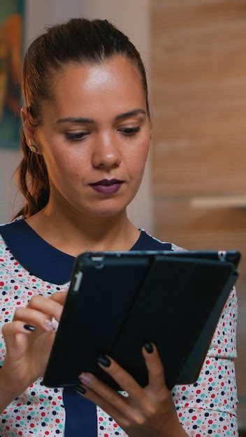Premium Photo Portrait Of Young Woman Using Digital Tablet