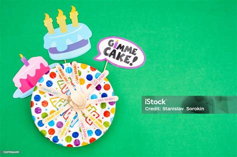 생일 파티 배경입니다 초대장 파티 용품 생일 호루라기 파티 안경 및 모자 선물 상자 깃발 및 냅킨 공휴일에 대한 스톡 사진 및