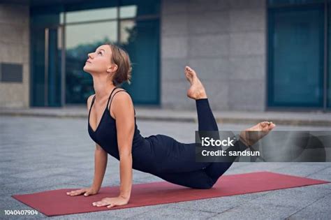 아름 다운 여자 관행 요가 아사 나 Ardha Bhujangasana현대 시의 배경에 대해 야외 반 코브라 자세 가냘픈에 대한 스톡 사진 및 기타 이미지 Istock
