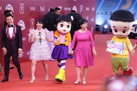 第25届上影节开幕 周润发谢霆锋舒淇倪妮亮相红毯 搜狐大视野 搜狐新闻