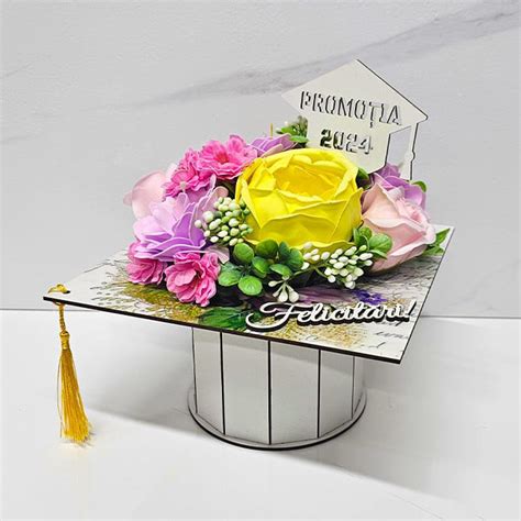 Aranjament Floral Pentru Absolvire In Cutie Alba In Forma De Toca Cu