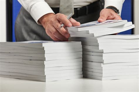 사무실에서 일하고 사업가 책과 보고서의 스택을 읽습니다 비즈니스 재정 회계 개념입니다 개념에 대한 스톡 사진 및 기타 이미지