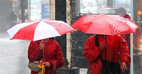 빨간 우산 쓴 남녀