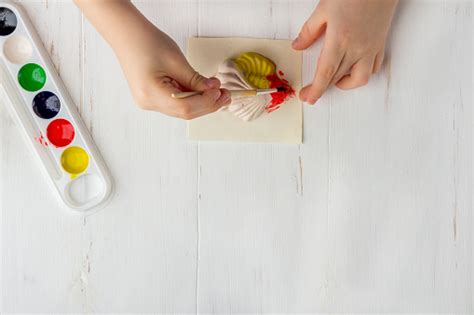 คําแนะนําทีละขั้นตอน วิธีทําแม่พิมพ์ปูนปลาสเตอร์ แนวคิดของ Diy และความคิดสร้างสรรค ภาพสต็อก