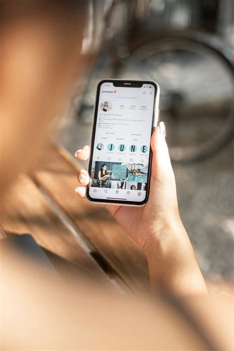 화이트 삼성 안드로이드 스마트폰을 들고 있는 사람 사진 Unsplash의 무료 콘텐츠 제작자 이미지