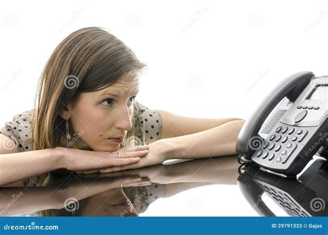 Mulher Que Espera Um Telefonema Ao Olhar O Telefone Imagem De Stock