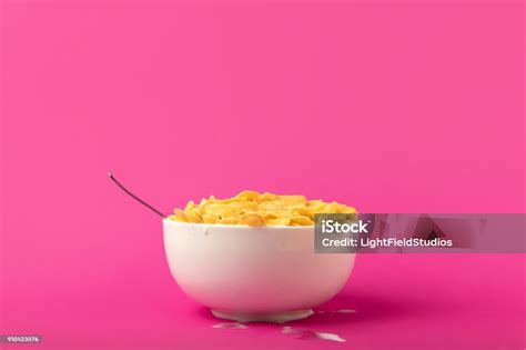흰 그릇 가득 달콤한 맛 있는 콘플레이크와 핑크에 고립 된 숟가락의 근접 보기 아침식사 시리얼에 대한 스톡 사진 및 기타 이미지 아침식사 시리얼 0명 건강한 생활방식