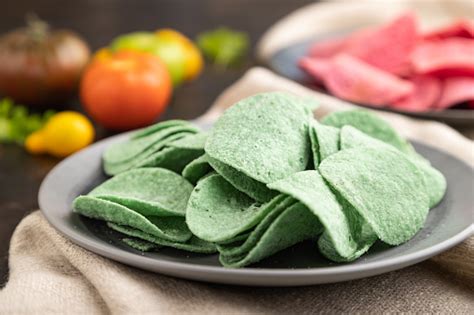 검은 콘크리트 배경에 허브와 토마토녹색과 빨간색 감자 칩 측면 보기 클로즈업 선택적 초점 감자 요리에 대한 스톡 사진 및 기타