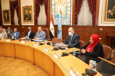 محافظ القاهرة يعقد اجتماع مع مديرى الإدارات التعليمية بالعاصمة