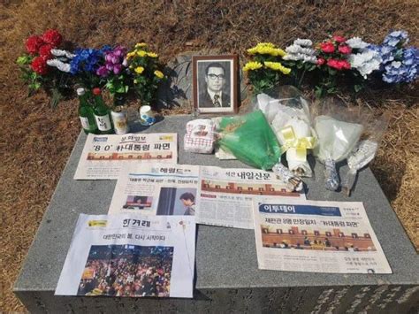 朴탄핵서 재조명 김재규 묘소 꽃다발 세례