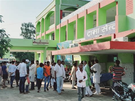 बाइक सवार ने ईट लदे ट्रैक्टर में मारी टक्कर 2 की मौत एक घायल। Road
