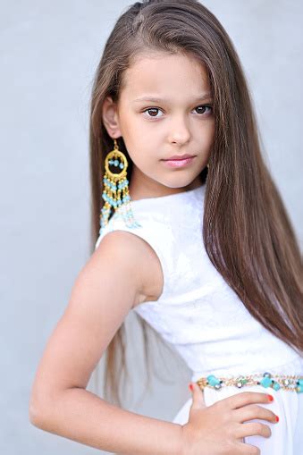 Photo Libre De Droit De Portrait Dune Belle Petite Fille De Mode Banque