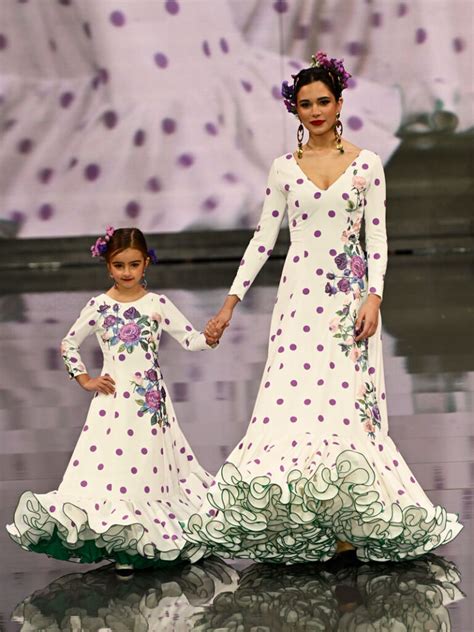 Traje De Flamenca Flores Campo Lunar Morado Y Falda Vuelo Sara De