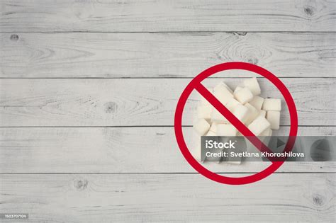 정제된 설탕 더미와 나무 배경에 슬래시가 있는 빨간 반지 설탕을 포기하는 개념과 설탕을 첨가하지 않은 영양 0명에 대한 스톡 사진 및 기타 이미지 Istock