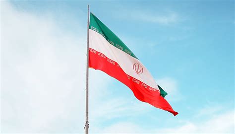 فوتیج پرچم ایران در باد در پس زمینه آسمان آبی