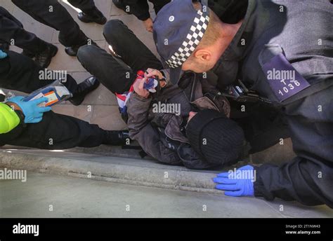 London Großbritannien Oktober 2023 Ein Mann wird von Polizisten
