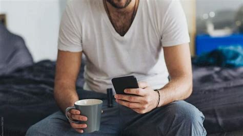 موقع أمان الأطفال هل تلجأ إلى هاتفك فور استيقاظك من النّوم؟
