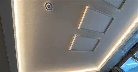 이사 오면서 조명을 바꾸고 싶었는데 집 계약전엔 안보였던 바닥패임과 벽지 아트월을 손봐주셨습니다 우물천장 화장실간접등