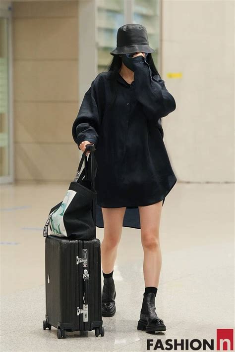 패션엔 패션엔 포토 김태리 누군지 전혀 몰라 꽁꽁 감싼 올블랙 하의실종 입국길