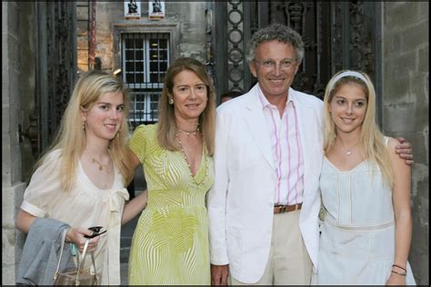 Photo Nelson Monfort avec sa femme et ses filles Isaure et Victoria à