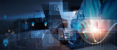 Erp 문서 관리 개념 가상 화면과 도시 노출 배경에 아이콘이있는 스마트 폰 및 랩톱 컴퓨터로 작업하는 사업가 Brand Name Smart Phone에 대한 스톡 사진 및