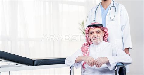 تقديم أفضل الخدمات الصحية لمرضى كبار السن في المستشفى مريض مسن عربي