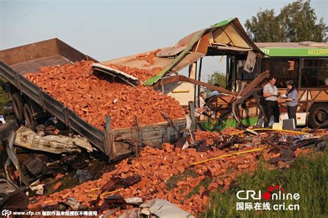 俄罗斯一客车与卡车相撞 16人死亡11人受伤 国际在线