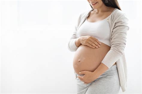 Cortado De Mulher Grávida Tocando Sua Barriga Grande Foto Premium