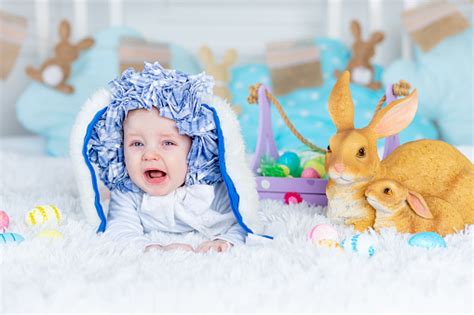 부활절 달걀과 토끼가 있는 침대에서 우는 토끼 모자를 쓴 아기 부활절 개념 6 11 개월에 대한 스톡 사진 및 기타 이미지 6 11 개월 공휴일 귀 부분 Istock