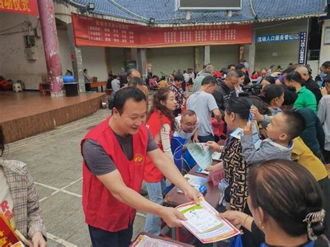百色市隆林生态环境局开展节能宣传周和低碳日宣传活动绿色理念进行