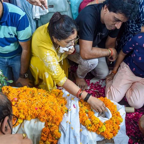 राजू श्रीवास्तव के अंतिम संस्कार की तस्वीरों में पत्नी को देखकर फट