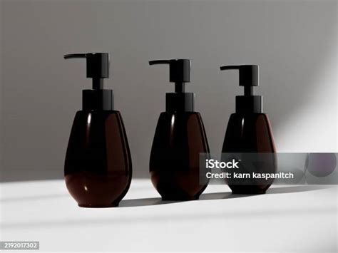 펌프 병 모형 물방울 모양의 디스펜서 병 전면 우아한 짙은 갈색 플라스틱 원통형 화장품 포장 액체 제품 용기 Uv 보호 호박색 유리 포장 모형 0명에 대한 스톡 사진 및